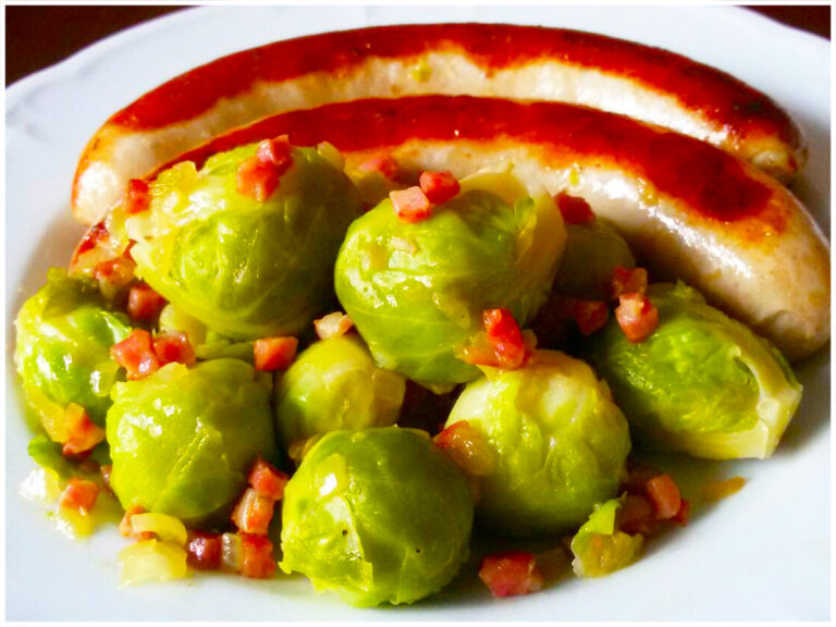 Rosenkohl mit Speck und Zwiebeln in brauner Butter